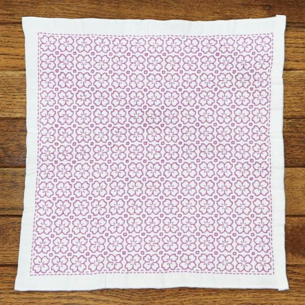 ●人気の一目刺しの刺し子布巾キット。規則的な幾何学模様がどこかモダンで、北欧風の雰囲気も。「一目刺し」とは刺し子の技法のひとつで、一定の針目で縦、横、斜めと同じ方向を順に刺していく技法です。ちくちく刺してだんだん出来上がっていく過程も、完成...