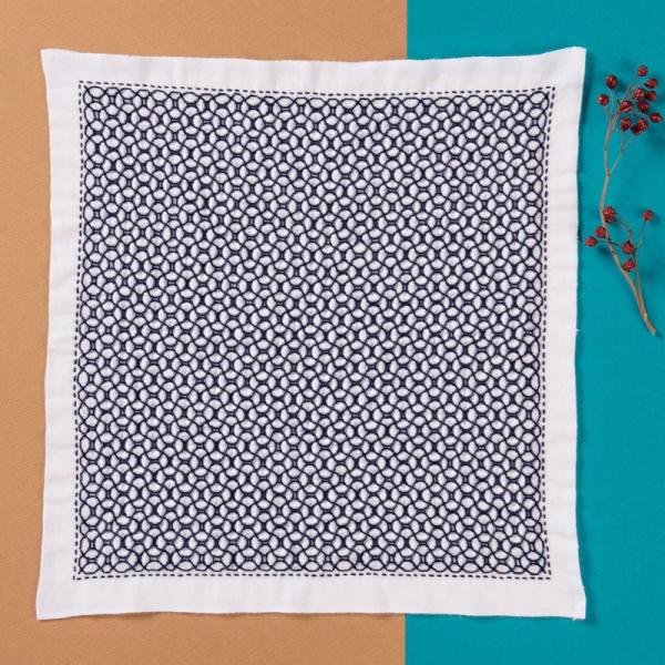 ●「刺す」「くぐる」の二つの技法でつくる「くぐり刺し」の花ふきん。簡単な技法ですが見栄えがよく、くぐる向きを変えることで様々な模様が生まれます。文様について・・丸い甲羅が江戸時代の硬貨である銭に似ていることから、銭亀と呼ばれました。古くから...