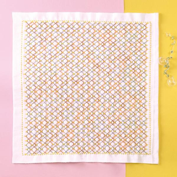 ●「刺す」「くぐる」の二つの技法を用いた「くぐり刺し」の花ふきんのキット。斜めにくぐらせた模様が雫のよう。簡単な技法ですが見栄えがよく、くぐる向きを変えることで様々な模様が生まれます。○「くぐり刺し」とは刺し子の技法のひとつで、ベースとなる...