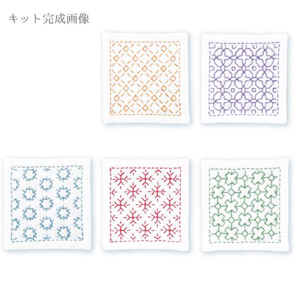 ●人気の一目刺し(ひとめざし)のさしこキット。細い刺し子糸を使って作る繊細な柄。白地に明るいイメージの幾何学柄がおしゃれです。図面にそって縦・横・斜めに縫うだけで5柄のコースターが出来上がります。コースター1枚は短時間で仕上がるのですき間時...