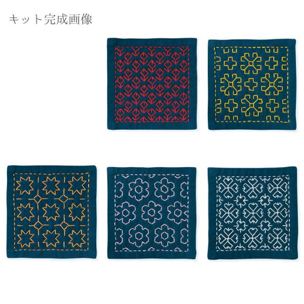 ●人気の一目刺し(ひとめざし)のさしこキット。細い刺し子糸を使って作る繊細な柄。濃い色の布に色糸が映えますね。図面にそって縦・横・斜めに縫うだけで5柄のコースターが出来上がります。コースター1枚は短時間で仕上がるのですき間時間に最適♪○図案...