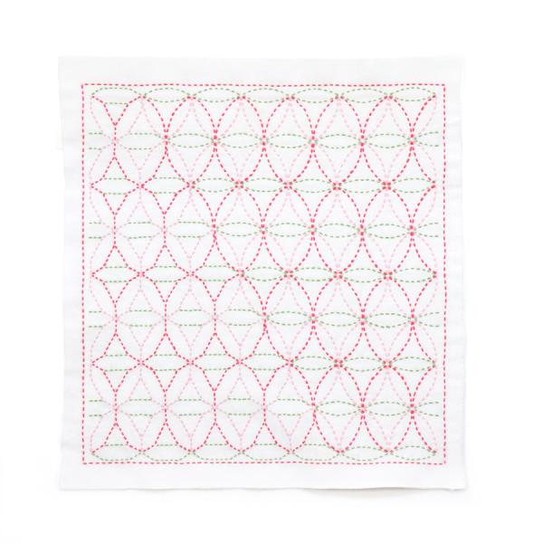 ■できあがりサイズ：約 縦34cm×横34cm伝統文様と、伝統的な配色の襲(かさね)の色目から着想を得て現代風にデザインした刺し子花ふきん、「和-Nagomi」シリーズです。●幸せを招く意味を持つ文様と、春らしい華やかな桃を連想させる色を組...