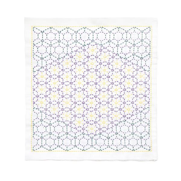 ■できあがりサイズ：約 縦34cm×横34cm伝統文様と、伝統的な配色の襲(かさね)の色目から着想を得て現代風にデザインした刺し子花ふきん、「和-Nagomi」シリーズです。●長寿を意味する亀の甲羅をかたどった文様と、梅雨ごろに咲く気高く美...