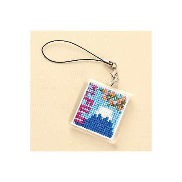 ●日本の名所「富士山」をモチーフにした、クロスステッチストラップの手作りキット。世界文化遺産に登録されたのを記念して発案されました。雄大な富士山がデザインされています。アクリルケースタイプのストラップが作れ、ストラップ裏面は名前やメッセージ...