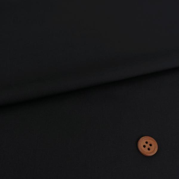 ■ポリエステル65％ 綿35% ■約110cm幅 ■厚み約0.32mm※ボタンは直径約2cm。10cm単位で販売、価格は10cm分。数量は10cm単位で入力して下さい(例:1m購入なら数量10)。軽くて丈夫なポプリン生地は平織りの一種。ポリ...