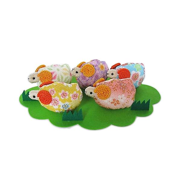 ■できあがりサイズ：約 幅25cm×奥行16cm×高さ6cm(敷布含む)草原に集う5匹のひつじを可愛らしく表現した、正月飾りの手芸キットです。並んだ姿が愛らしくカラフルで、見ているだけで楽しいデザインに仕上がります。グリーンのフェルトの敷き...