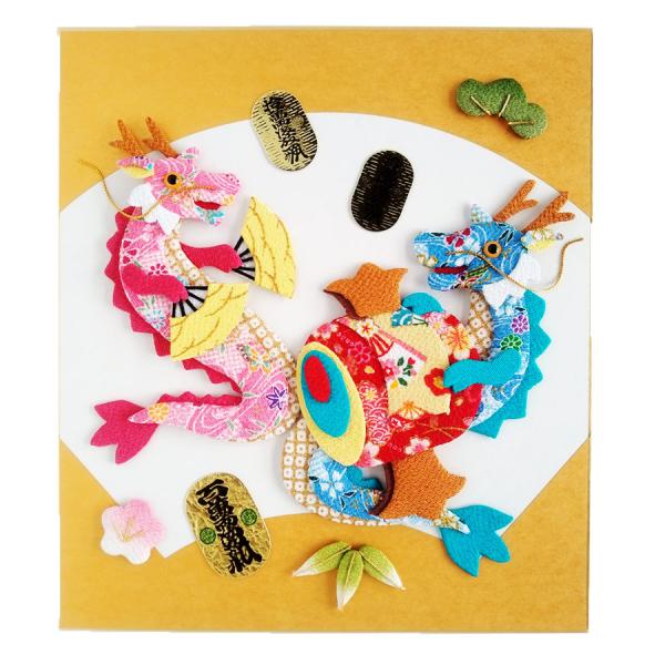 ■約 幅24cm×高さ27cm（色紙サイズ）新年を手作りの押絵で迎えましょう！材料と作り方テキスト付きのセットで手軽に作れます。踊っているような二匹の龍。打ち出の小槌と金の扇子で福を呼び、金運を招きます。にぎやかなお正月を迎えられそうです。...