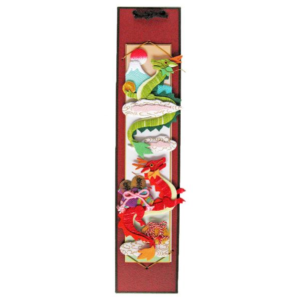 ■約 幅13cm×高さ48cm(外寸)新年を手作りの押絵で迎えましょう！材料と作り方テキスト付きのセットで手軽に作れます。日の出富士を背景に、小判袋や宝珠を持って天へと昇る龍を描いた、お正月にふさわしくめでたい押絵です。短冊掛け付きで、完成...