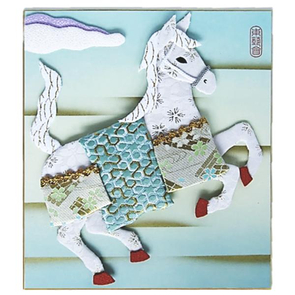 ■約 幅24cm×高さ27cm（色紙サイズ）2026年の干支「午（うま）」をモチーフにした押絵キットです。天空を駆ける白馬「吉祥の天馬」は、勝運や飛躍、幸福をもたらす縁起の良いモチーフ。金彩のきらめく布地に淡いブルーの生地を組み合わせ、上品...