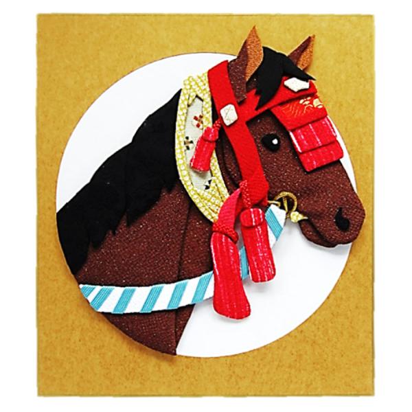 ■約 幅24cm×高さ27cm（色紙サイズ）2026年の干支「午（うま）」をモチーフにした押絵キットです。しなやかな体躯と気品あふれる眼差しを持つ「優駿」の力強くも美しい姿は、成功や飛躍を願う縁起物として最適。赤い豪華な飾りと立体感ある表現...