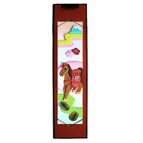 ■約 幅13cm×高さ48cm（短冊掛の外寸）2026年の干支「午（うま）」を華やかに表現した、短冊掛けタイプの押絵キットです。富士山や梅の花、小判をあしらい、赤い装束をまとった祝い馬が凛々しく立つデザインは、新年の開運祈願にぴったり。幅約...