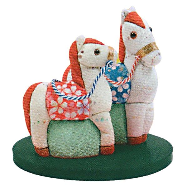 ■約 幅14.5cm×奥行11.5cm×高さ13cm（台含む）2026年の干支「午（うま）」用に企画された、仲良しの親子馬を作る木目込み人形キットです。寄り添う親馬と子馬の姿は、家族円満や子孫繁栄を願う縁起物として新年にふさわしいデザイン。...