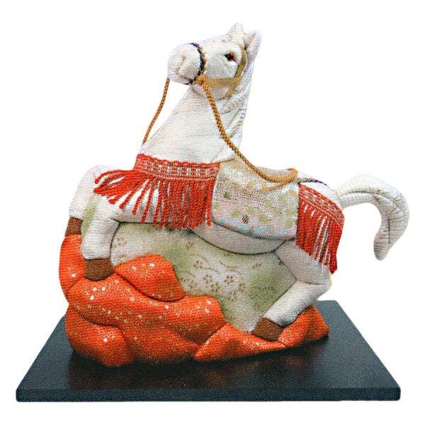 ■約 幅28cm×奥行18cm×高さ25cm（台含む）力強く駆ける白馬を表現した、2026年午年の干支木目込みキットです。華やかな金らんとちりめん生地を使って、勇壮さと優美さを兼ね備えた神馬を仕立てます。完成後は新年の飾り物として床の間や玄...