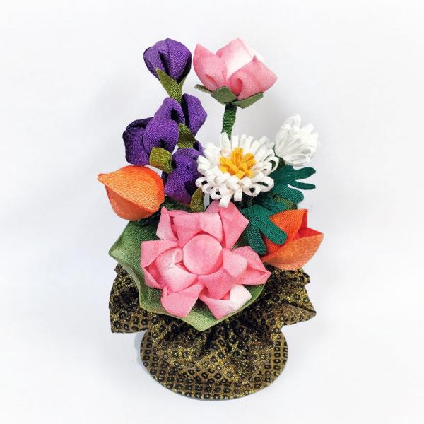 ■できあがりサイズ：約 直径10cm×高さ18cm京都のちりめん工房から「真心をこめた手作りの供養」シリーズ〜色とりどりの花を束ねた花飾りの手芸キットです。菊や桔梗、鬼灯などが上品かつ華やかで、飾り映えがします。お盆の設えにも最適ですね。取...