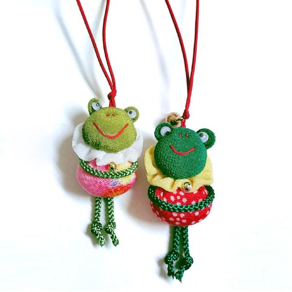 ■できあがりサイズ：全長 約12cm縁起の良い「かえる」モチーフを、ちりめん素材で愛らしく仕上げたお守りチャームを2個作れる手芸キットです。にっこり笑顔のカエルを身に着けて「福がかえる」「無事かえる」を願いましょう。ミニプレゼントにもぴった...