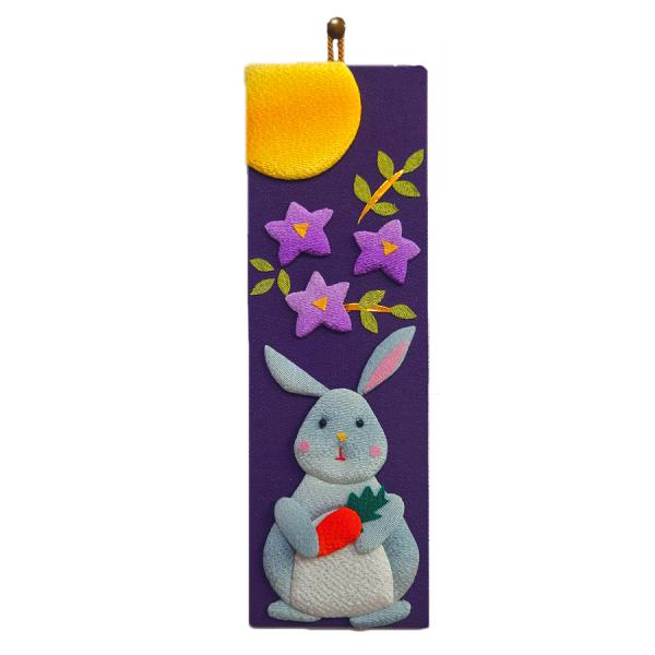 ■できあがりサイズ：約 幅8cm×長さ25cm京都のちりめん工房から〜押絵で作る季節感あふれるタペストリーのキット。小さめサイズなので、ちょっとしたスペースがあればどこでも気軽に飾れます。紫色の短冊に満月と桔梗の花、そして愛らしいうさぎがデ...