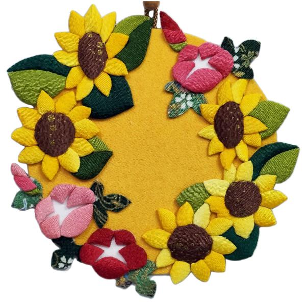 ■できあがりサイズ 直径約16cm京都のちりめん手芸工房より、季節のインテリア手作りキットが届きました。押し絵の手法で作るリース調の壁掛け制作キットです。季節のお花で彩る和風テイストのインテリアグッズを、手作りでお楽しみください。○写真入り...