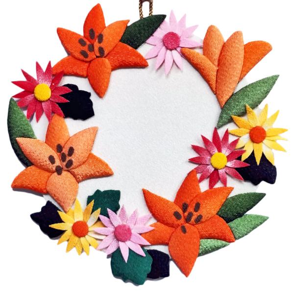 ■できあがりサイズ 直径約16cm京都のちりめん手芸工房より、季節のインテリア手作りキットが届きました。押し絵の手法で作るリース調の壁掛け制作キットです。季節のお花で彩る和風テイストのインテリアグッズを、手作りでお楽しみください。画像では分...