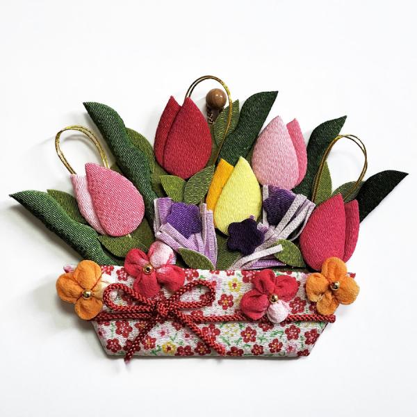 ■できあがりサイズ：約13×19cmチューリップに小花をたっぷりとあしらった、春のフラワーアレンジメントのようなちりめん押絵キットです。花柄のバスケットに、赤・ピンク・黄色のチューリップが可愛いですね。リビングの壁やお部屋のドアに飾ったり、...