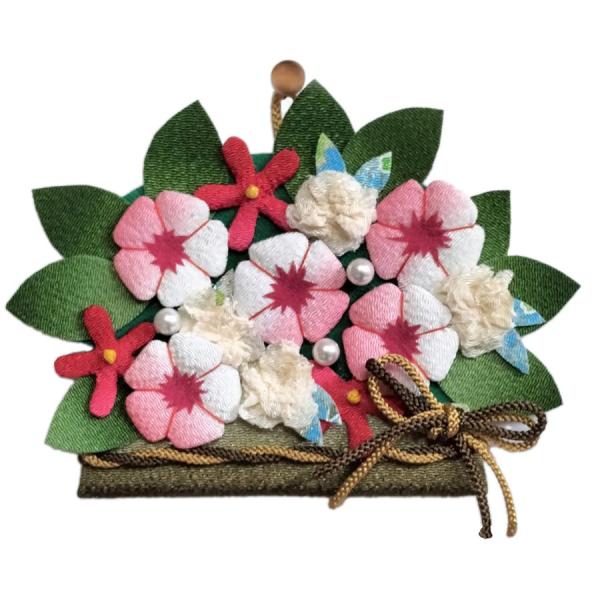 ■できあがりサイズ：約12×17cm色とりどりの夏の花々を、涼やかなグリーンの葉に包んで表現した押絵キットです。可憐な花が詰まったデザインは、盛夏にぴったりの華やかさ。完成サイズは約12×17cmで、玄関やリビングに気軽に飾れるコンパクトな...