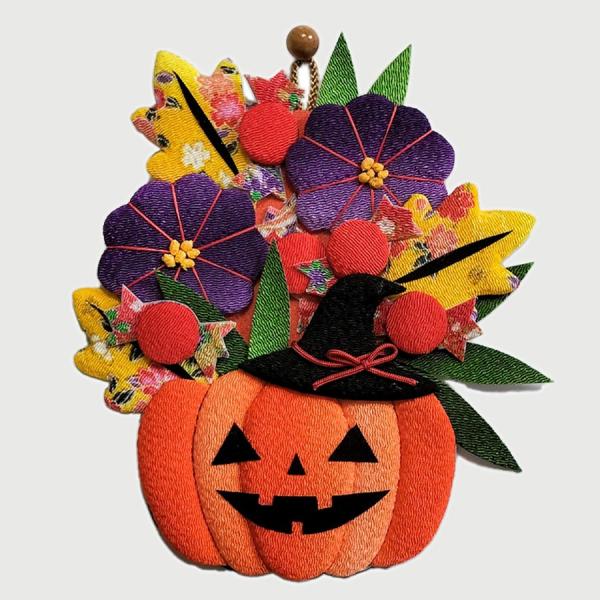 ■できあがりサイズ：約17×15cmジャック・オ・ランタンのかぼちゃに秋の草花をあしらった、ハロウィン仕様の華やかな押絵飾りです。ちりめん素材ならではのやさしい質感と立体感が、ぬくもりある秋の彩りを演出します。リビングや玄関の季節インテリア...