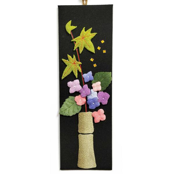 ■約 横8cm×縦25cm京都のちりめん手芸工房より、12ヵ月シリーズの押し絵キットが届きました。短冊型の壁掛けタイプです。色とりどりのあじさいが愛らしいデザイン。○写真入り作り方説明書付き。●キット内容：ちりめん生地、金紙、水引き、短冊用...