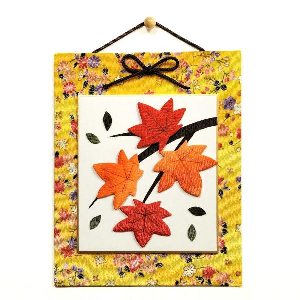 ■約 横16cm×縦20cm季節の花をちりめんの押し絵に。京都のちりめん手芸工房より、和の風情あふれるキットが届きました。秋の彩り、紅葉を小さな色紙に表現して、お部屋に飾りましょう。柄のちりめんで作る色紙掛けもあわせて作ります。○写真入り作...