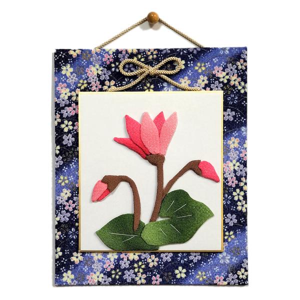 ■できあがりサイズ：約 横16cm×縦20cm季節の花をちりめんの押し絵に。京都のちりめん手芸工房より、和の風情あふれるキットが届きました。恥じらいうつむく姿が愛らしいシクラメンを小さな色紙に表現して、お部屋に飾りましょう。柄のちりめんで作...