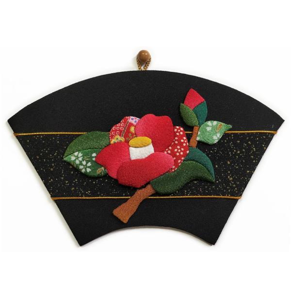 ■できあがりサイズ：約 縦14cm×横22cm祝いの扇「末廣」に、艶やかな紅椿をあしらった押し絵細工のミニタペストリーキットです。椿らしい赤と黒地のコントラストが美しく、飾るだけで空間がすっと引き締まる凛とした表情。椿は冬から春にかけての花...