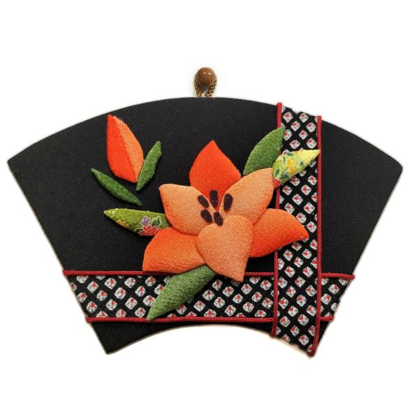 ■できあがりサイズ：約 縦14cm×横22cm末広がりの形が縁起良い「末廣飾り」に、山百合をあしらった押し絵細工キットです。黒地のベースに、のびやかに咲く山百合の花とつぼみ、緑の葉を配し、落ち着きのある中にも華やかさを感じられるデザインです...
