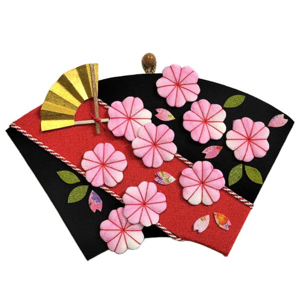■できあがりサイズ：約 縦14cm×横22cm末広がりの形が縁起良い「末廣飾り」に、桜を散らした春らしい押し絵細工キットです。黒地と赤地を組み合わせた扇形の土台に、淡いピンクの桜と花びら、金の扇を添え、夜桜を思わせる華やかで風情あるデザイン...