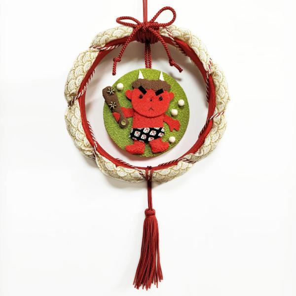 ■できあがりサイズ：約 直径16cm×全長35cm京都のちりめん工房から〜輪の中心に下げられたモチーフの姿が愛らしい和みのインテリアシリーズです。金棒を構えた赤鬼が勇ましく厄を払ってくれそう。気合の入った表情がかわいらしいですね。○手縫いな...