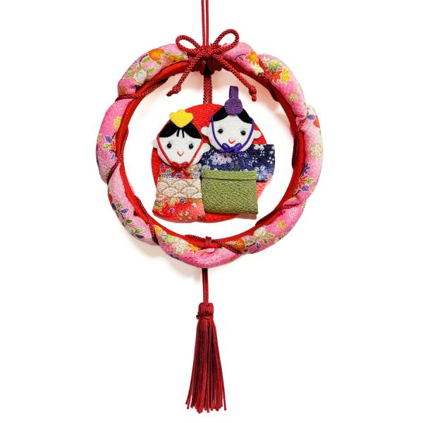 ■できあがりサイズ：約 直径16cm×全長35cm京都のちりめん工房から〜輪の中心に下げられたモチーフの姿が愛らしい和みのインテリアシリーズです。仲良く寄り添う立ち雛の優しい表情に思わず笑みがこぼれます。○手縫いなどの行程無しにまるぐけのよ...