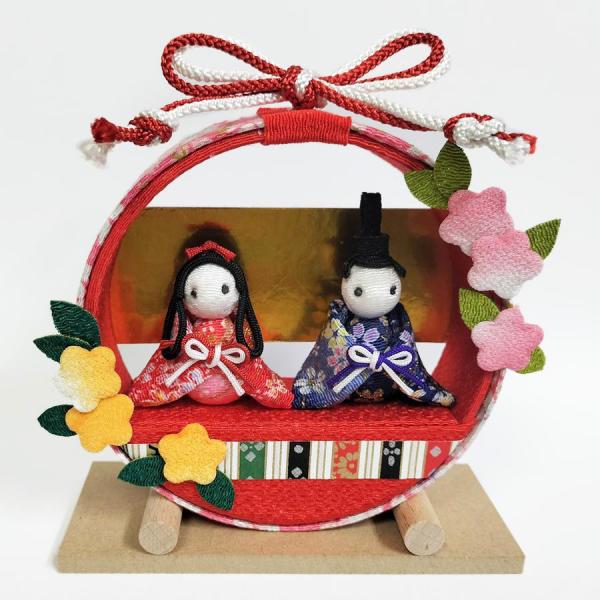 ■できあがりサイズ：本体 約 直径11cm×奥行3cm　台座使用時 約 高さ13cm×幅12cm×奥行5cm京都のちりめん工房から〜インテリアにぴったりな和の置物です。丸窓のような輪の中にモチーフを飾る和のしつらいシリーズ。小さなお内裏様が...