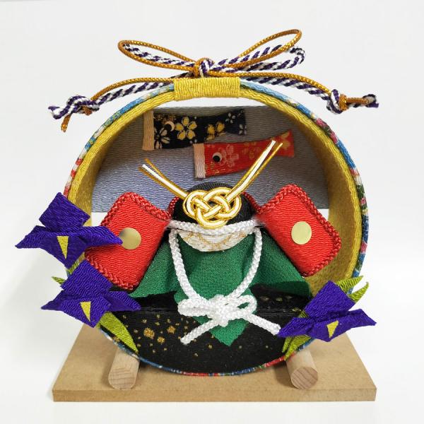 ■できあがりサイズ：本体 約 直径11cm×奥行3cm　台座使用時 約 高さ13cm×幅12cm×奥行5cm京都のちりめん工房から〜インテリアにぴったりな和の置物です。丸窓のような輪の中にモチーフを飾る和のしつらいシリーズ。小さな兜が勇まし...