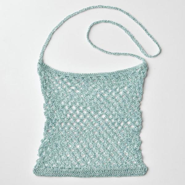 ■できあがりサイズ：約 縦24×横24cm（持ち手約 80cm）メタリックな輝きもおしゃれなメッシュバッグの手編みキットです。人気の「メタリックフリーコード」のシルバーとミントを2本取りで編むので、きらめきの中に奥行きのある色合いが楽しめま...