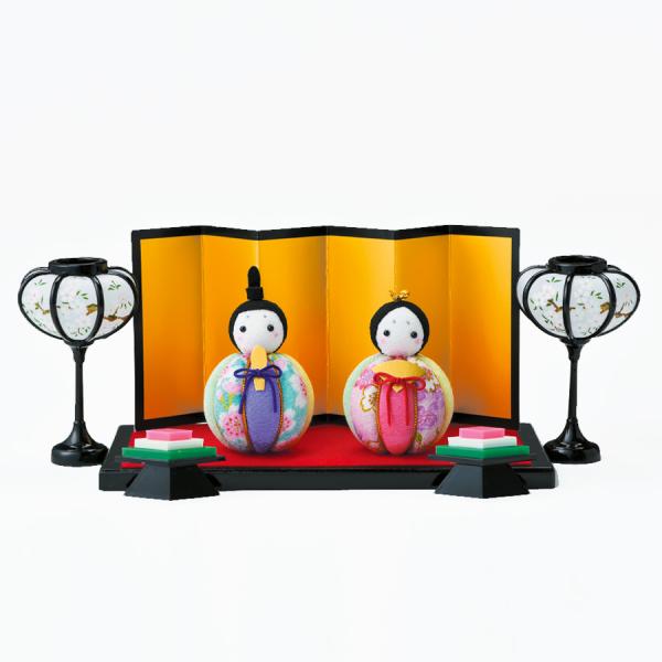 ■できあがりサイズ：約 縦9cm×横20cm×高さ9.5cm(もうせん・金屏風含む)華やかなちりめん生地で作る雛飾りキット。コロンとした丸い形がかわいらしいおひな様。もうせんと金屏風がセットになっているので、飾り映えもバッチリです。針・糸不...