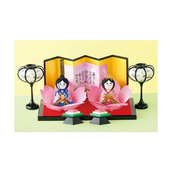 ■出荷目安：2〜7日後●両面テープを使って作る愛らしいおひな様の手作りキット。針も糸も不要で簡単に作れますので、お子さまと一緒に楽しんでも♪金屏風と赤もうせん付で豪華にお飾りいただけます。●出来上がりサイズ：約 幅18cm×奥行10cm×高...