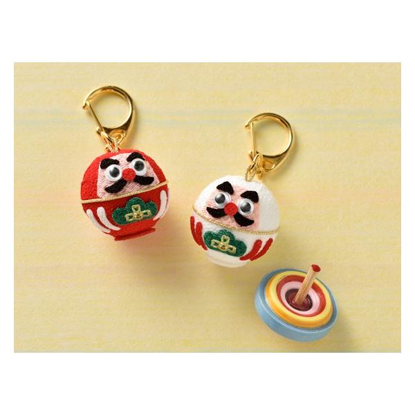 ■出荷目安：2〜7日後●針・糸不要！縫わずに作れる和風キーホルダー手作りキット。紅白のだるまのキーホルダーが作れます。だるまは無病息災や家内安全などを祈願する縁起物。完成後はお守り代わりにお持ちください。スチボールに和布を貼った後、顔のパー...