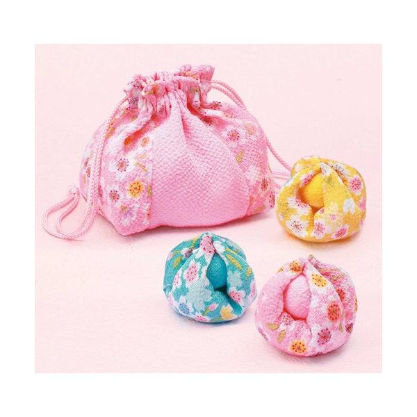 ■発送目安：2〜7日後●色違いの3つのお手玉と巾着が作れるちりめん手芸キット。わたとペレットを入れて作るお手玉です。巾着も付くお得なセットです。●出来上がりサイズ：お手玉/約 たて6cm×横5cm、巾着/約 たて9cm×横10cm●制作時間...