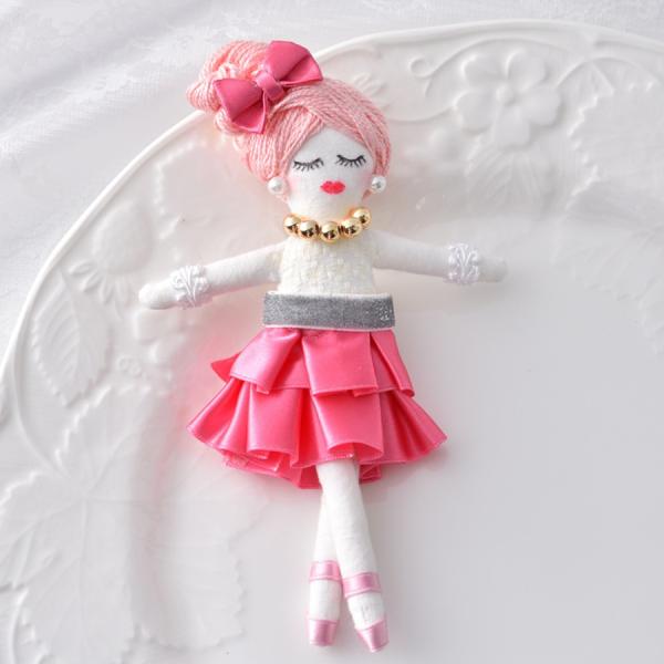 ●大人気！ドールチャーム用のドレスキットが続々と登場！ お好みのドレスキットを選んで可愛いお人形を作りましょう。縫わずに簡単に作れるので、初心者の方にもオススメ。作ったお人形をカバンなどに付けて飾るのも可愛いですね♪ ●スカート部分の鮮やか...