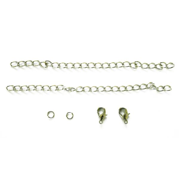 ●お人形をバッグチャームにすることができる、便利なパーツセット（シルバー）です。●チェーンの長さ：約12cm●内容：チェーン2本、丸カン2個、カニカン2個