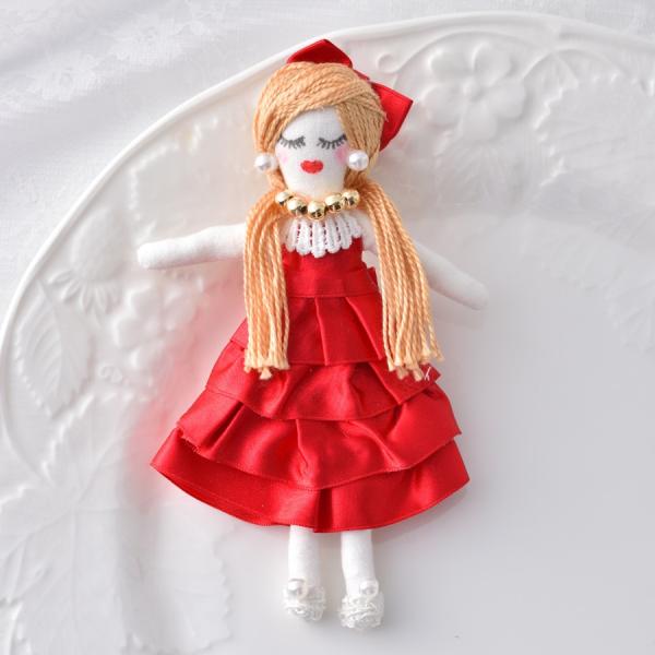 ●大人気！ドールチャーム用のドレスキットが続々と登場！ お好みのドレスキットを選んで可愛いお人形を作りましょう。縫わずに簡単に作れるので、初心者の方にもオススメ。作ったお人形をカバンなどに付けて飾るのも可愛いですね♪ ●キレイめな赤が目を引...