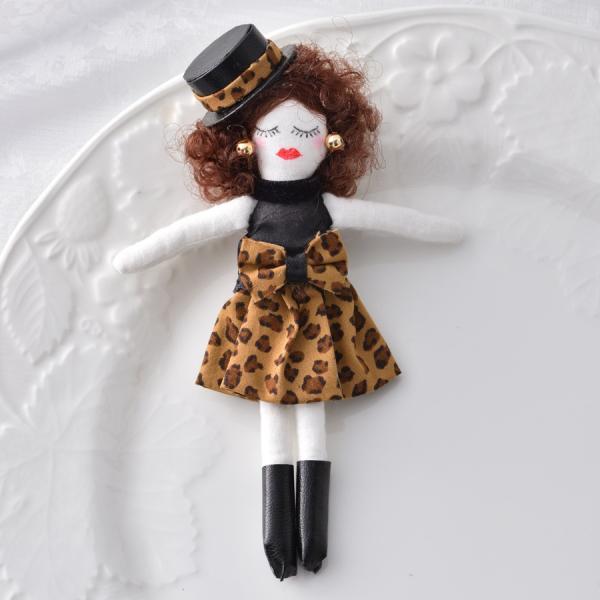 ●大人気！ドールチャーム用のドレスキットが続々と登場！ お好みのドレスキットを選んで可愛いお人形を作りましょう。縫わずに簡単に作れるので、初心者の方にもオススメ。作ったお人形をカバンなどに付けて飾るのも可愛いですね♪ ●おしゃれ上級者に人気...