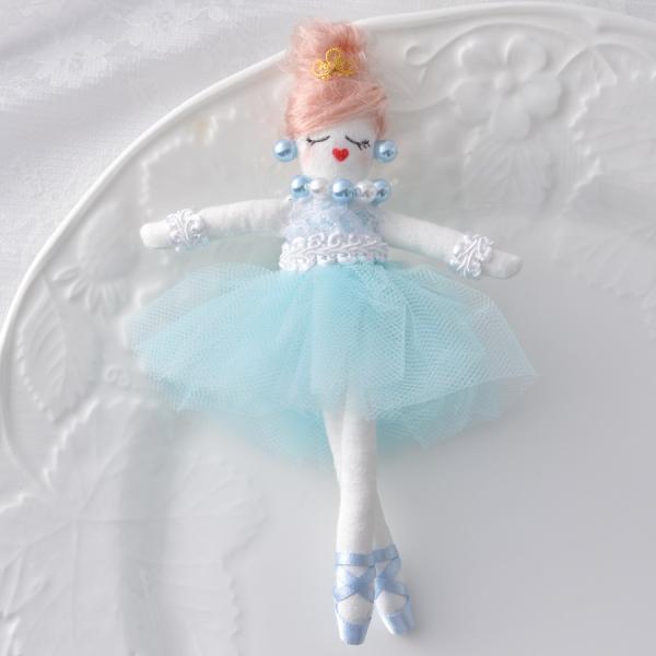 ●大人気！ドールチャーム用のドレスキットが続々と登場！ お好みのドレスキットを選んで可愛いお人形を作りましょう。縫わずに簡単に作れるので、初心者の方にもオススメ。作ったお人形をカバンなどに付けて飾るのも可愛いですね♪ ●やわらかな水色のチュ...