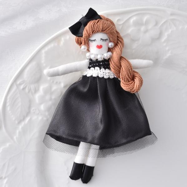 ●大人気！ドールチャーム用のドレスキットが続々と登場！ お好みのドレスキットを選んで可愛いお人形を作りましょう。縫わずに簡単に作れるので、初心者の方にもオススメ。作ったお人形をカバンなどに付けて飾るのも可愛いですね♪ ●ブラックドレスとアク...