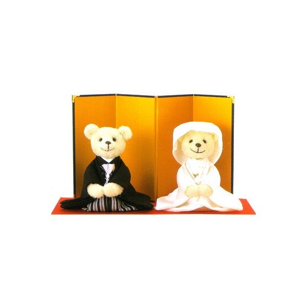 ■出荷目安：2〜7日後●おめでたい席に、かわいらしい和装のくまさんはいかがですか。正座姿の白無垢に綿帽子の花嫁くまさんと、羽織袴の花婿くまさんのペアです。●サイズ：約身長17cm×横18cm●製作時間：約240分※金屏風、もうせん、中に詰め...