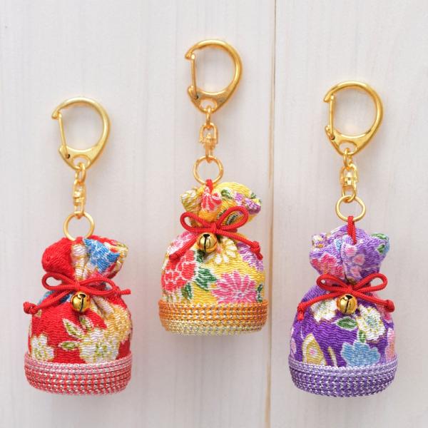 ●ペットボトルのキャップで作るエコ手芸キット。かわいい巾着のキーホルダーが3つ作れるセットです。色違いの3色のちりめんに、キラキラ光るメタリックヤーンを巻いて作ります。作ってプレゼントにしてもいいですね♪●出来上がりサイズ：モチーフ 約 縦...