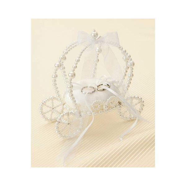 ■出荷目安：2〜7日後●馬車の形のリングピロー手作りキット。美しいフォルムで優雅な気分になれますね。ピロー部分は縫製済・わた入れ済なので、簡単にお作りいただけます。●出来上がりサイズ：約 縦12.5cm×奥行き7.5cm×高さ13.5cm●...