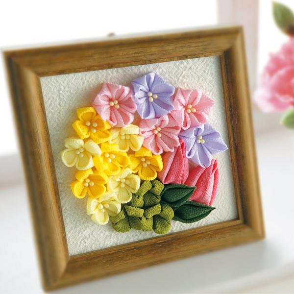 ●四季の花々が楽しめるつまみ細工キット。ボンドだけで作れて、針・糸は不要です。木製フレーム付きですぐに飾れるのも嬉しい♪スタンド付きなので、壁掛けだけでなく立てかけても。春らしい色の花の中にチューリップがアクセントになっています。●出来上が...